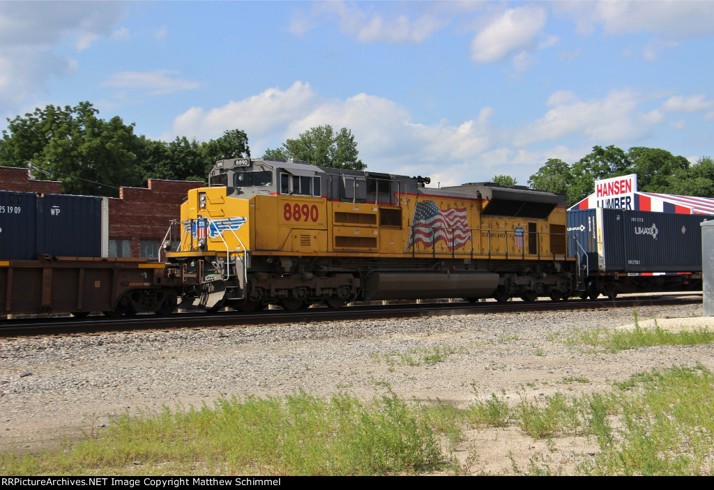 UP 8890 - Mid Train DPU